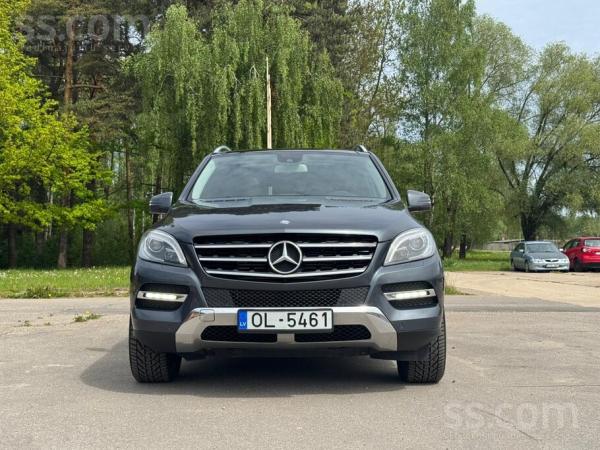Серый Мерседес МЛ 350 2014 в Рига, объемом двигателя 3.00 л и пробегом 289 тыс. км за 13590 €, фото 2 на AUTOMOTO.COM.LV