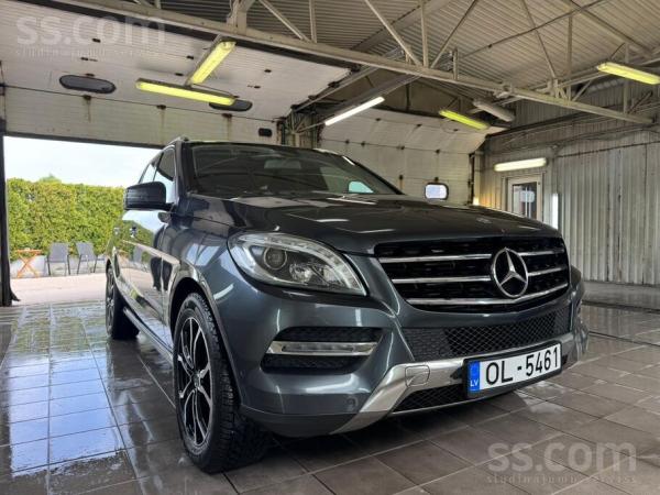 Grey Mercedes-Benz ML 350 2014 in Riga, with an engine capacity of 3.00 L and mileage of 289 thousand km for 13590 €, photo 10 on AUTOMOTO.COM.LV