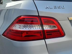 Pelēks Mercedes-Benz ML 350 2014 Rīga, ar dzinēja tilpumu 3.00 L un nobraukumu 208 tūkst. km par 17500 €, foto 28 vietnē AUTOMOTO.COM.LV