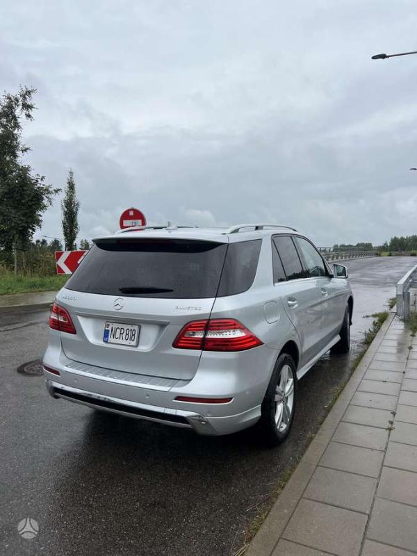 Мерседес МЛ 350 2015 в Вильнюс на AUTOMOTO.COM.LV Серый Мерседес МЛ 350 2015 в Вильнюс, объемом двигателя 2.99 л и пробегом 200 тыс. км за 15200 €, фото 4 на AUTOMOTO.COM.LV