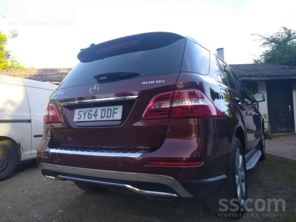 Red Mercedes-Benz ML 350 2014 in Ventspils, with an engine capacity of 3.00 L and mileage of 231 thousand km for 7400 €, photo 2 on AUTOMOTO.COM.LV