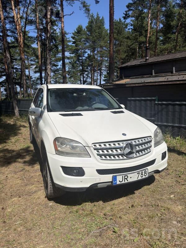 White Mercedes-Benz ML 350 2006 in Riga, with an engine capacity of 3.50 L and mileage of 380 thousand km for 2700 €, photo 1 on AUTOMOTO.COM.LV