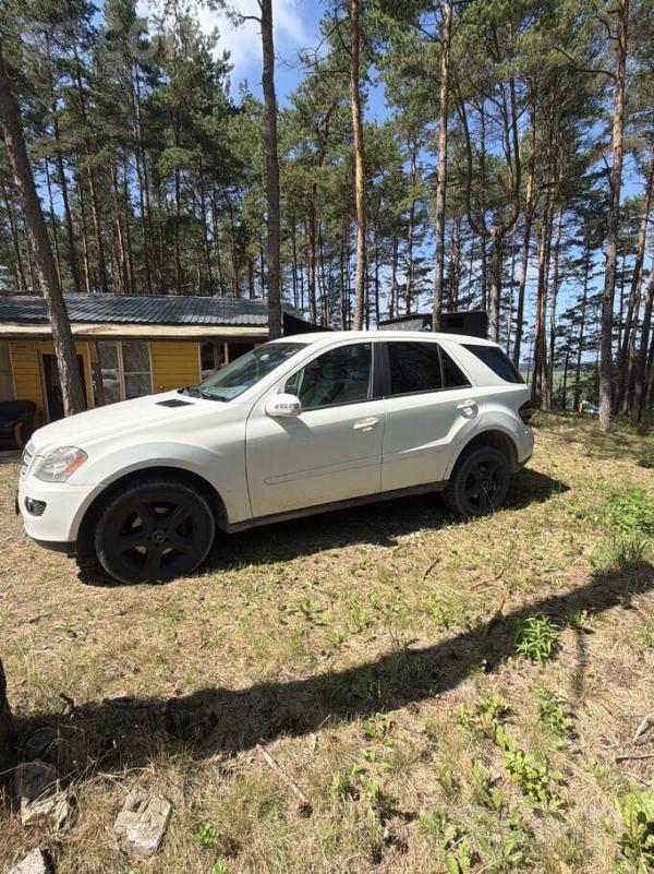 White Mercedes-Benz ML 350 2006 in Riga, with an engine capacity of 3.50 L and mileage of 380 thousand km for 2700 €, photo 2 on AUTOMOTO.COM.LV