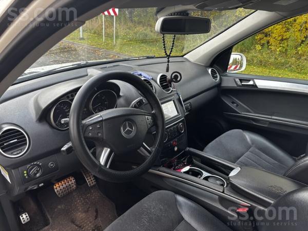 White Mercedes-Benz ML 350 2006 in Valmiera, with an engine capacity of 3.50 L and mileage of 298 thousand km for 4200 €, photo 4 on AUTOMOTO.COM.LV