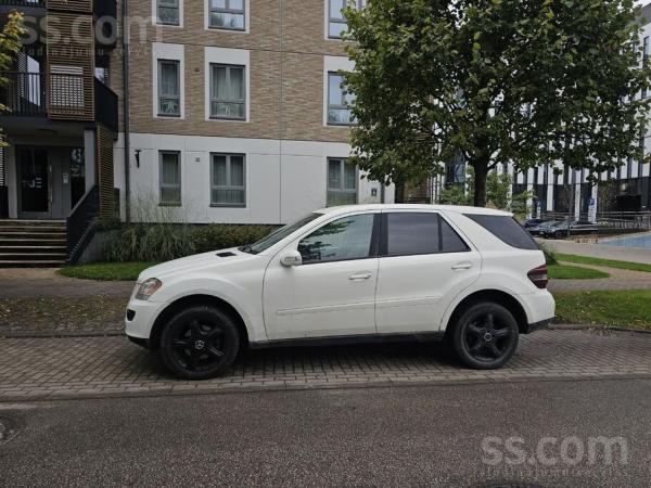 Белый Мерседес МЛ 350 2006 в Рига, объемом двигателя 3.50 л и пробегом 0 тыс. км за 4000 €, фото 3 на AUTOMOTO.COM.LV