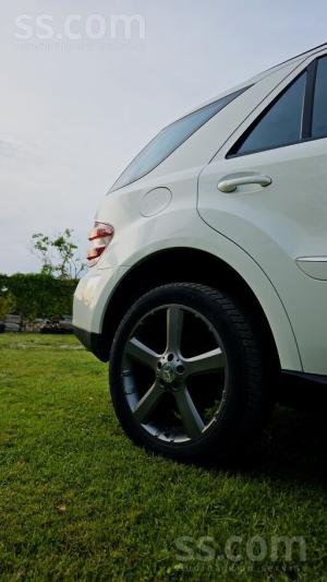 White Mercedes-Benz ML 350 2008 in Jurmala, with an engine capacity of 3.50 L and mileage of 140 thousand km for 7195 €, photo 9 on AUTOMOTO.COM.LV