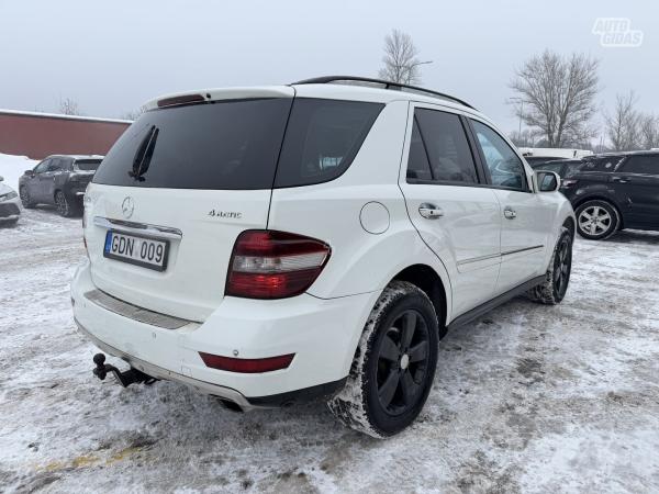 White Mercedes-Benz ML 350 2009 in Vilnius, with an engine capacity of 3.50 L and mileage of 389 thousand km for 5999 €, photo 4 on AUTOMOTO.COM.LV