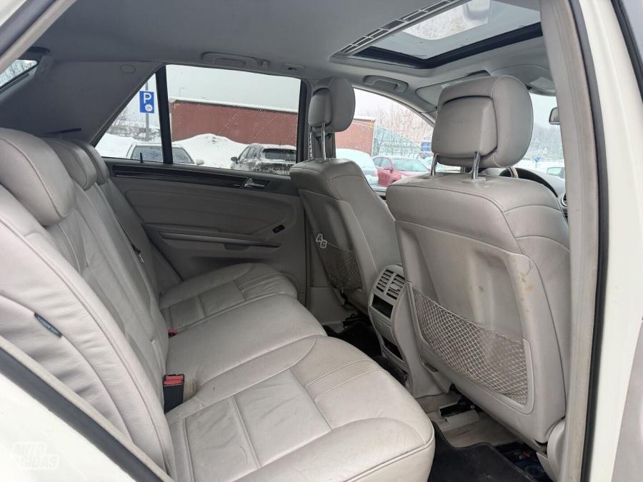 White Mercedes-Benz ML 350 2009 in Vilnius, with an engine capacity of 3.50 L and mileage of 389 thousand km for 5999 €, photo 12 on AUTOMOTO.COM.LV
