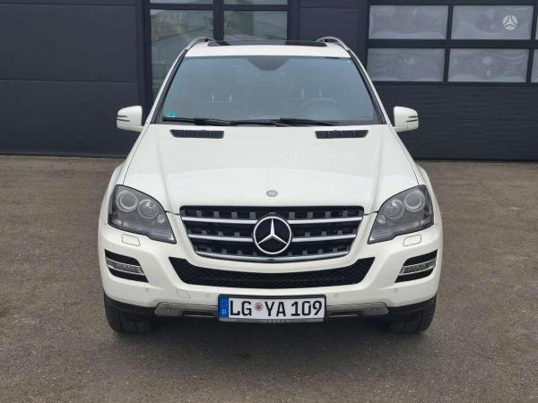 White Mercedes-Benz ML 350 2010 in Jonava, with an engine capacity of 3.00 L and mileage of 309 thousand km for 9499 €, photo 1 on AUTOMOTO.COM.LV