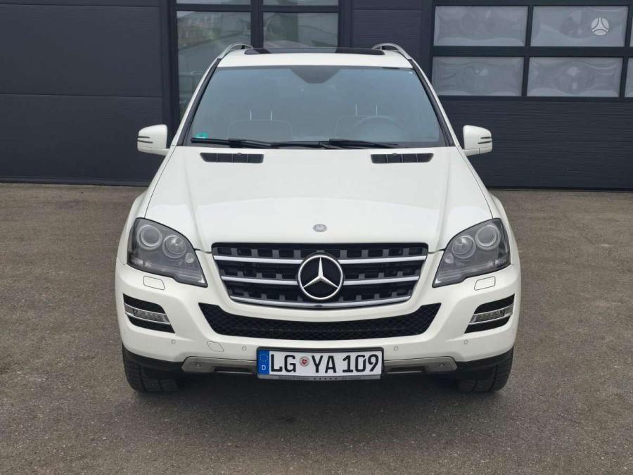 White Mercedes-Benz ML 350 2010 in Jonava, with an engine capacity of 3.00 L and mileage of 309 thousand km for 9499 €, photo 1 on AUTOMOTO.COM.LV