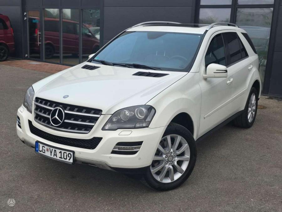 White Mercedes-Benz ML 350 2010 in Jonava, with an engine capacity of 3.00 L and mileage of 309 thousand km for 9499 €, photo 2 on AUTOMOTO.COM.LV