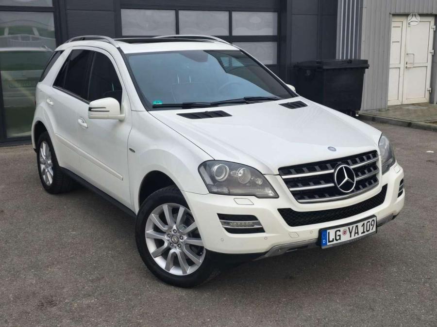 White Mercedes-Benz ML 350 2010 in Jonava, with an engine capacity of 3.00 L and mileage of 309 thousand km for 9499 €, photo 3 on AUTOMOTO.COM.LV