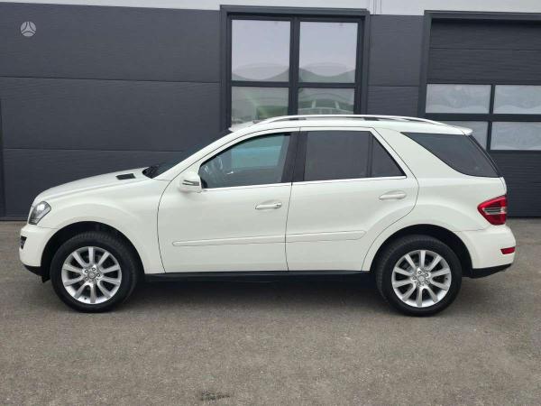 White Mercedes-Benz ML 350 2010 in Jonava, with an engine capacity of 3.00 L and mileage of 309 thousand km for 9499 €, photo 5 on AUTOMOTO.COM.LV