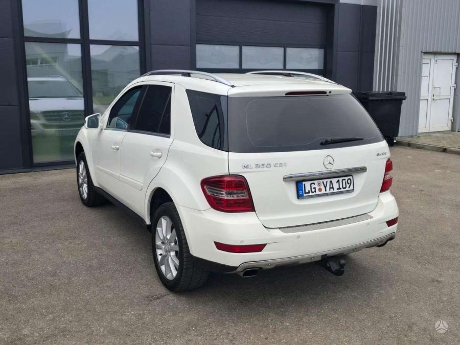 White Mercedes-Benz ML 350 2010 in Jonava, with an engine capacity of 3.00 L and mileage of 309 thousand km for 9499 €, photo 6 on AUTOMOTO.COM.LV