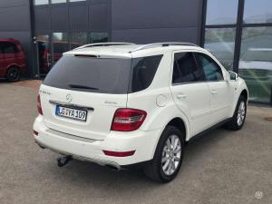 White Mercedes-Benz ML 350 2010 in Jonava, with an engine capacity of 3.00 L and mileage of 309 thousand km for 9499 €, photo 7 on AUTOMOTO.COM.LV