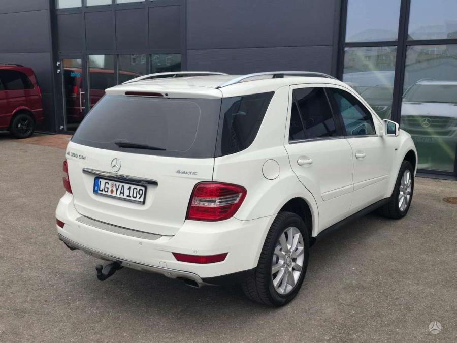 White Mercedes-Benz ML 350 2010 in Jonava, with an engine capacity of 3.00 L and mileage of 309 thousand km for 9499 €, photo 7 on AUTOMOTO.COM.LV