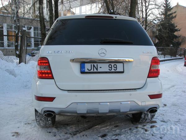 White Mercedes-Benz ML 350 2010 in Riga, with an engine capacity of 3.00 L and mileage of 261 thousand km for 8000 €, photo 3 on AUTOMOTO.COM.LV