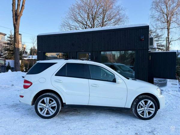 White Mercedes-Benz ML 350 2010 in Riga, with an engine capacity of 3.00 L and mileage of 261 thousand km for 8995 €, photo 4 on AUTOMOTO.COM.LV