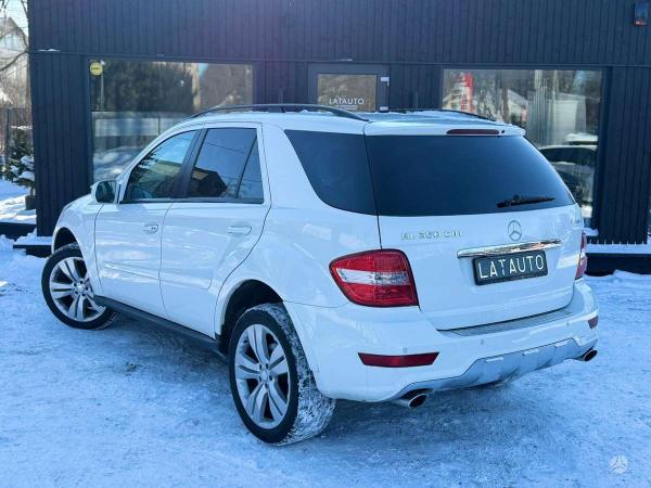 White Mercedes-Benz ML 350 2010 in Riga, with an engine capacity of 3.00 L and mileage of 261 thousand km for 8995 €, photo 9 on AUTOMOTO.COM.LV