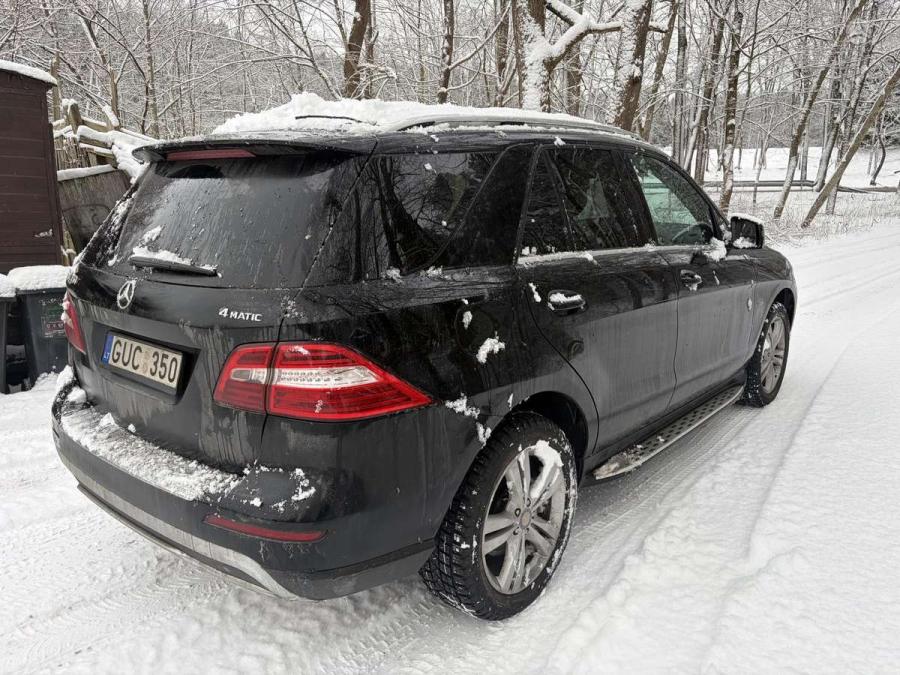 White Mercedes-Benz ML 350 2011 in Vilnius, with an engine capacity of 3.50 L and mileage of 180 thousand km for 9800 €, photo 6 on AUTOMOTO.COM.LV