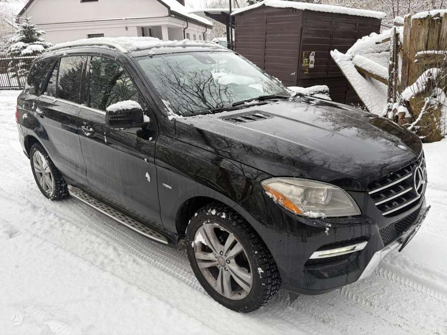 White Mercedes-Benz ML 350 2011 in Vilnius, with an engine capacity of 3.50 L and mileage of 180 thousand km for 9800 €, photo 7 on AUTOMOTO.COM.LV