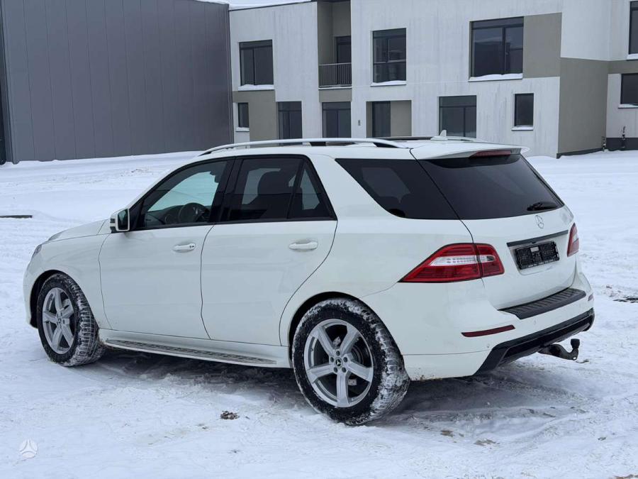 White Mercedes-Benz ML 350 2012 in Vilnius, with an engine capacity of 2.99 L and mileage of 227 thousand km for 10990 €, photo 2 on AUTOMOTO.COM.LV