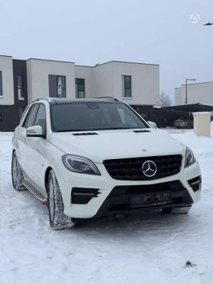 White Mercedes-Benz ML 350 2012 in Vilnius, with an engine capacity of 2.99 L and mileage of 227 thousand km for 10990 €, photo 3 on AUTOMOTO.COM.LV