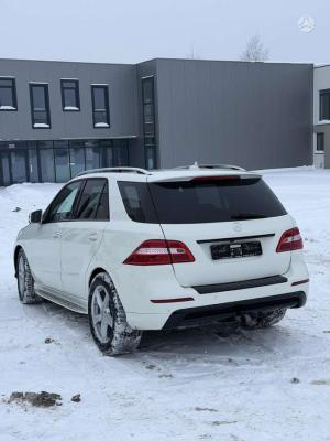 White Mercedes-Benz ML 350 2012 in Vilnius, with an engine capacity of 2.99 L and mileage of 227 thousand km for 10990 €, photo 4 on AUTOMOTO.COM.LV