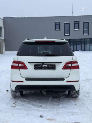 White Mercedes-Benz ML 350 2012 in Vilnius, with an engine capacity of 2.99 L and mileage of 227 thousand km for 10990 €, photo 5 on AUTOMOTO.COM.LV