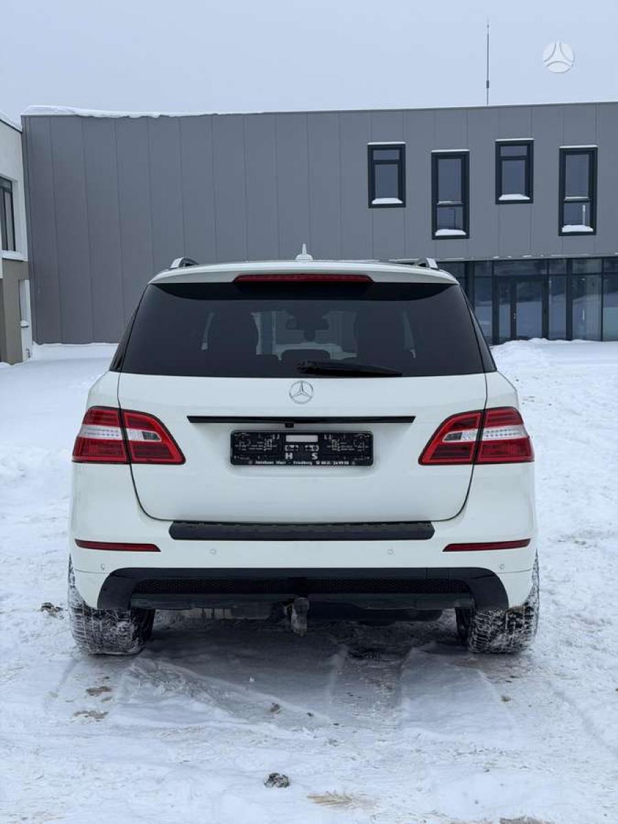 White Mercedes-Benz ML 350 2012 in Vilnius, with an engine capacity of 2.99 L and mileage of 227 thousand km for 10990 €, photo 5 on AUTOMOTO.COM.LV