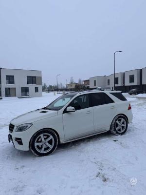 White Mercedes-Benz ML 350 2012 in Vilnius, with an engine capacity of 2.99 L and mileage of 227 thousand km for 10990 €, photo 6 on AUTOMOTO.COM.LV