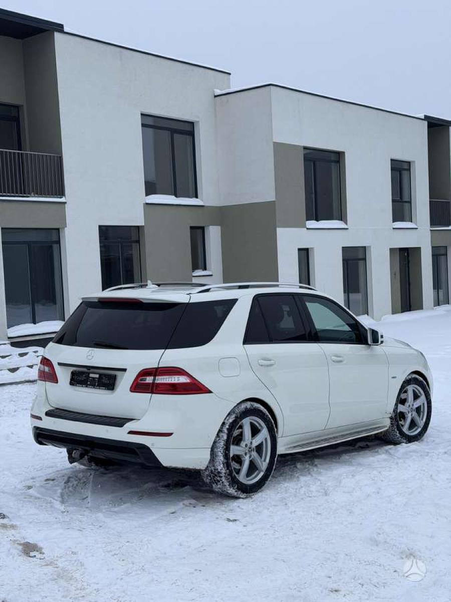 White Mercedes-Benz ML 350 2012 in Vilnius, with an engine capacity of 2.99 L and mileage of 227 thousand km for 10990 €, photo 8 on AUTOMOTO.COM.LV