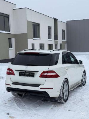 White Mercedes-Benz ML 350 2012 in Vilnius, with an engine capacity of 2.99 L and mileage of 227 thousand km for 10990 €, photo 9 on AUTOMOTO.COM.LV