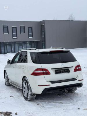 White Mercedes-Benz ML 350 2012 in Vilnius, with an engine capacity of 2.99 L and mileage of 227 thousand km for 10990 €, photo 11 on AUTOMOTO.COM.LV