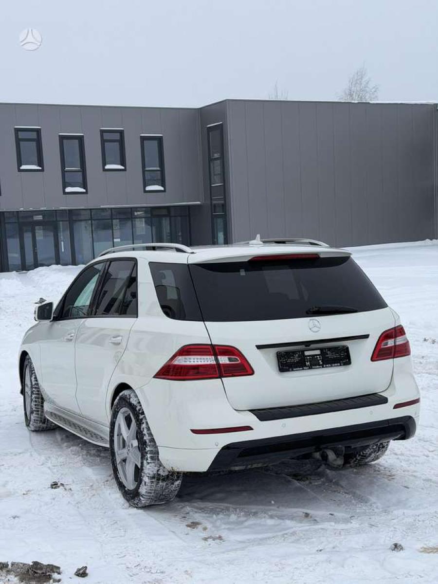 White Mercedes-Benz ML 350 2012 in Vilnius, with an engine capacity of 2.99 L and mileage of 227 thousand km for 10990 €, photo 11 on AUTOMOTO.COM.LV