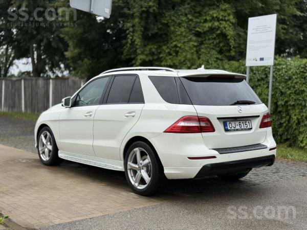 White Mercedes-Benz ML 350 2012 in Daugavpils, with an engine capacity of 3.00 L and mileage of 235 thousand km for 14650 €, photo 2 on AUTOMOTO.COM.LV