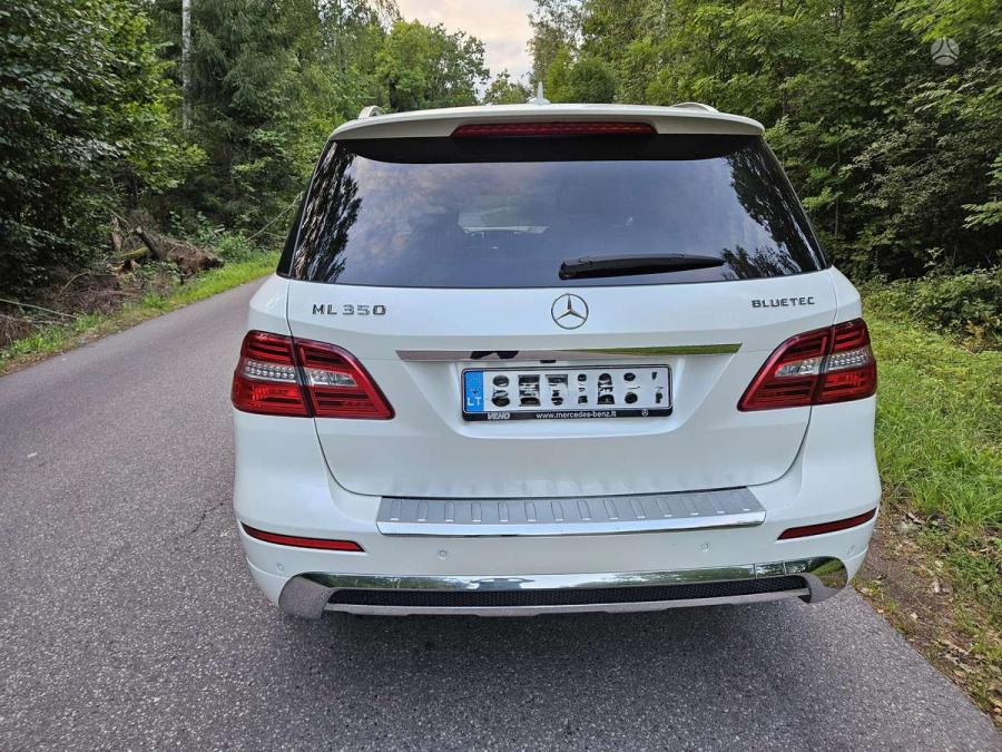 White Mercedes-Benz ML 350 2012 in Kaunas, with an engine capacity of 2.99 L and mileage of 180 thousand km for 15499 €, photo 5 on AUTOMOTO.COM.LV