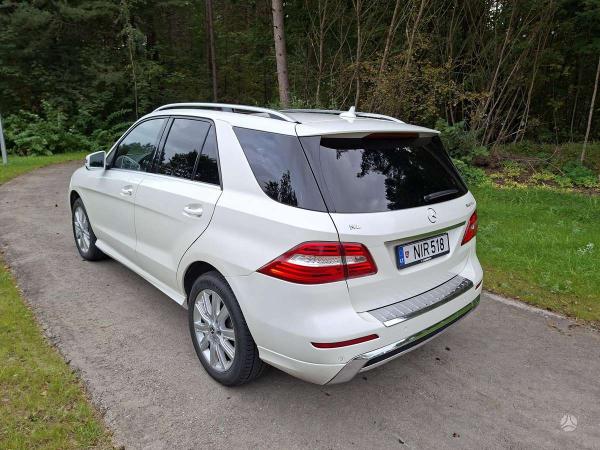 Mercedes-Benz ML 350 2012 Utena vietnē Balts Mercedes-Benz ML 350 2012 Utena, ar dzinēja tilpumu 2.99 L un nobraukumu 365 tūkst. km par 10900 €, foto 5 vietnē AUTOMOTO.COM.LV