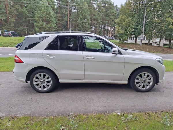 Mercedes-Benz ML 350 2012 Utena vietnē Balts Mercedes-Benz ML 350 2012 Utena, ar dzinēja tilpumu 2.99 L un nobraukumu 365 tūkst. km par 10900 €, foto 9 vietnē AUTOMOTO.COM.LV
