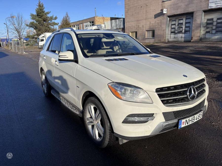 White Mercedes-Benz ML 350 2013 in Vilnius, with an engine capacity of 3.50 L and mileage of 286 thousand km for 13500 €, photo 2 on AUTOMOTO.COM.LV