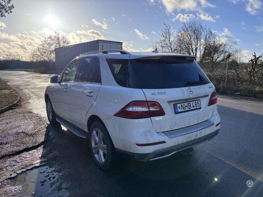 White Mercedes-Benz ML 350 2013 in Vilnius, with an engine capacity of 3.50 L and mileage of 286 thousand km for 13500 €, photo 3 on AUTOMOTO.COM.LV
