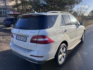 White Mercedes-Benz ML 350 2013 in Vilnius, with an engine capacity of 3.50 L and mileage of 286 thousand km for 13500 €, photo 4 on AUTOMOTO.COM.LV