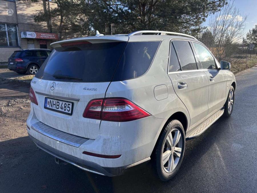White Mercedes-Benz ML 350 2013 in Vilnius, with an engine capacity of 3.50 L and mileage of 286 thousand km for 13500 €, photo 4 on AUTOMOTO.COM.LV