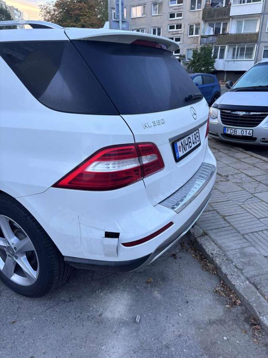 White Mercedes-Benz ML 350 2013 in Vilnius, with an engine capacity of 3.50 L and mileage of 286 thousand km for 13500 €, photo 8 on AUTOMOTO.COM.LV