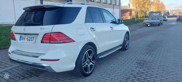 White Mercedes-Benz ML 350 2013 in Liepaja, with an engine capacity of 3.00 L and mileage of 17 thousand km for 16700 €, photo 4 on AUTOMOTO.COM.LV