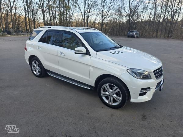 White Mercedes-Benz ML 350 2013 in Kaunas, with an engine capacity of 3.50 L and mileage of 138 thousand km for 14499 €, photo 3 on AUTOMOTO.COM.LV