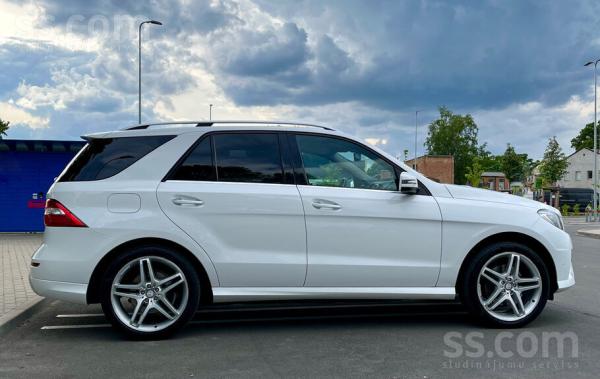 White Mercedes-Benz ML 350 2013 in Riga, with an engine capacity of 3.00 L and mileage of 227 thousand km for 15700 €, photo 3 on AUTOMOTO.COM.LV