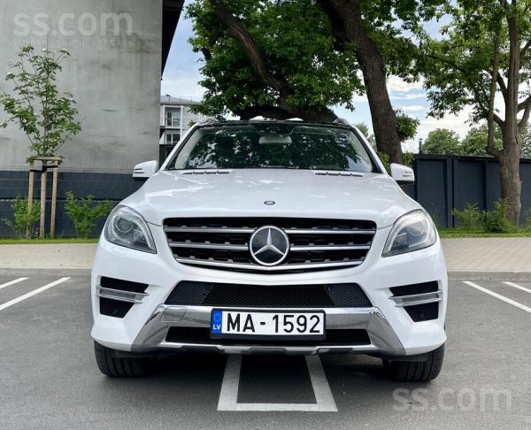 White Mercedes-Benz ML 350 2013 in Riga, with an engine capacity of 3.00 L and mileage of 227 thousand km for 15700 €, photo 5 on AUTOMOTO.COM.LV