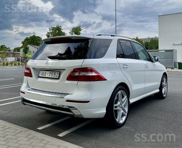 White Mercedes-Benz ML 350 2013 in Riga, with an engine capacity of 3.00 L and mileage of 227 thousand km for 15700 €, photo 8 on AUTOMOTO.COM.LV