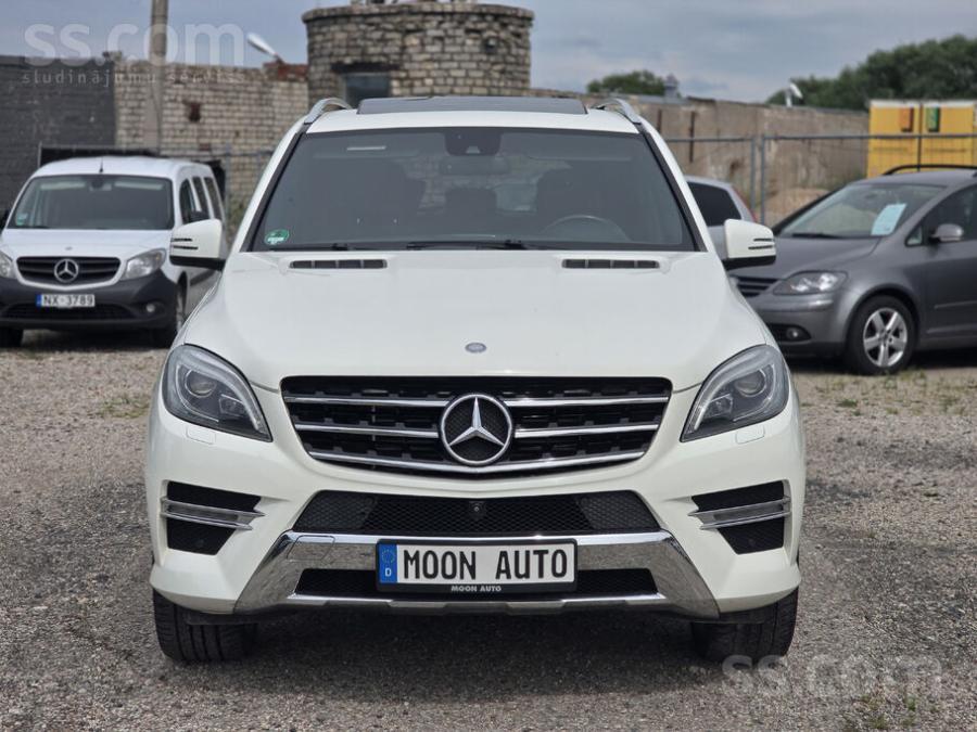 White Mercedes-Benz ML 350 2013 in Liepaja, with an engine capacity of 3.00 L and mileage of 269 thousand km for 16900 €, photo 4 on AUTOMOTO.COM.LV